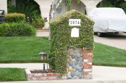 25 Mailbox Landscaping Ideas for the Best Curb Appeal